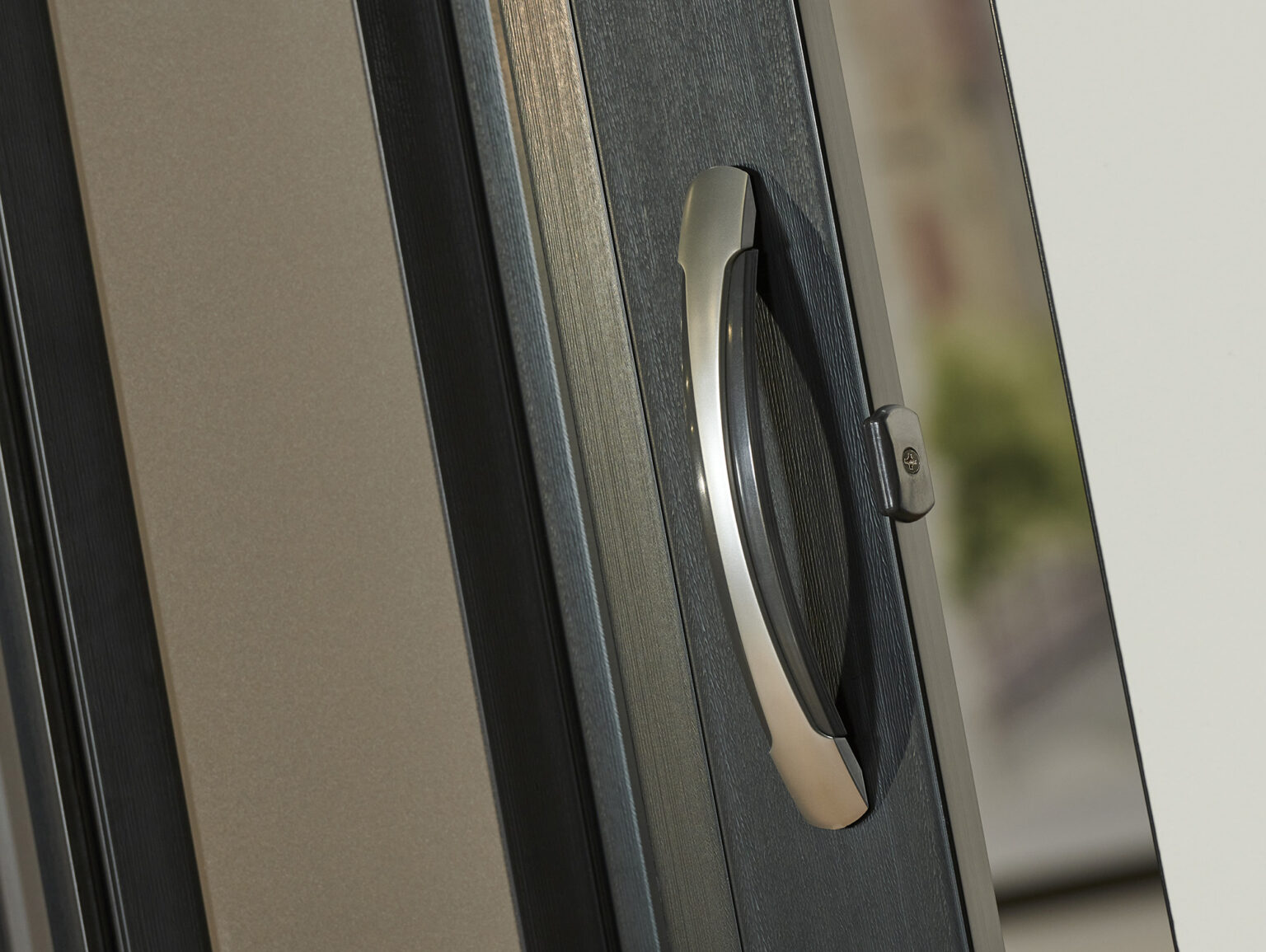 Metro Folding Door | Contemporary Style and Lockable Handle