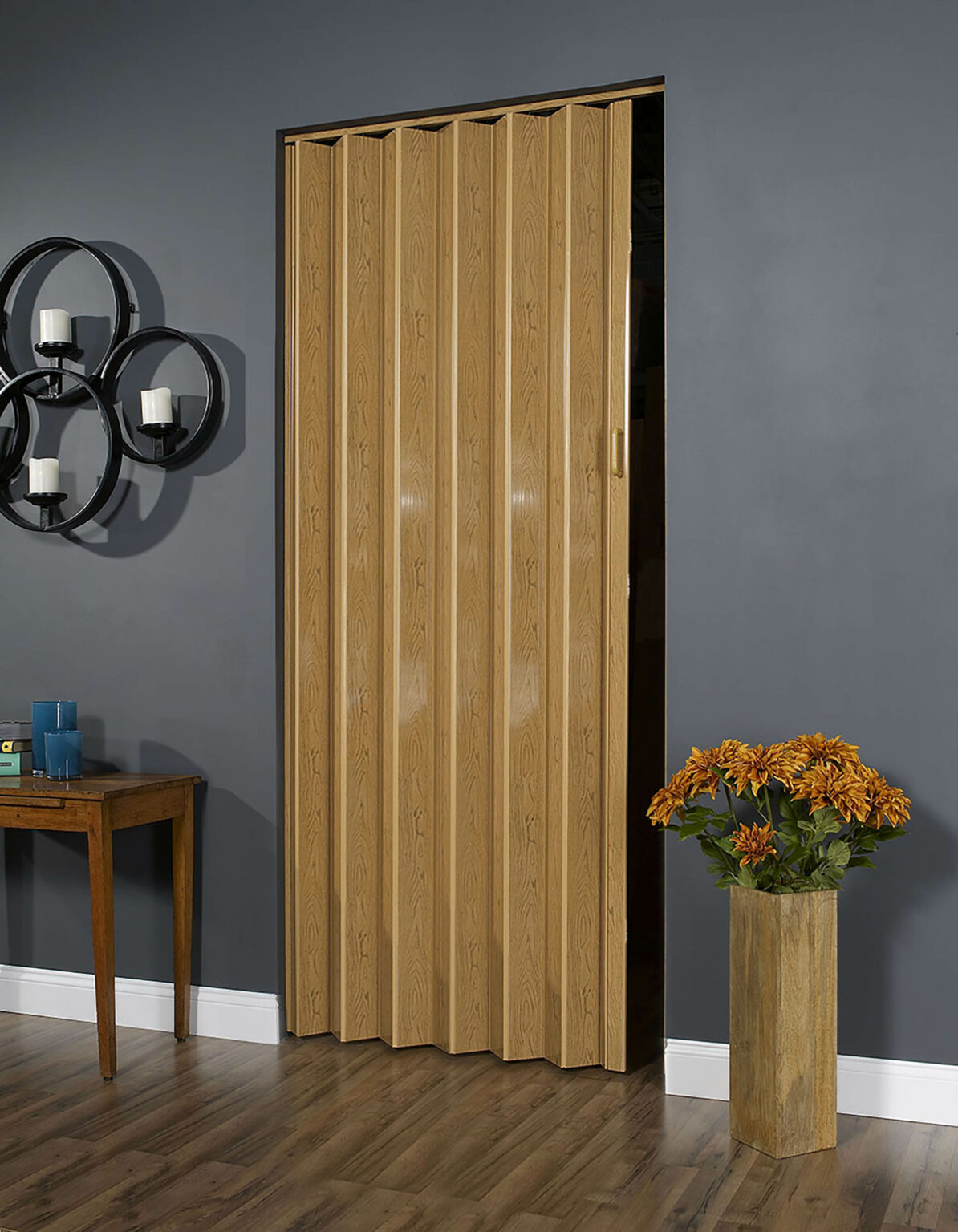 Metro Folding Door | Contemporary Style and Lockable Handle