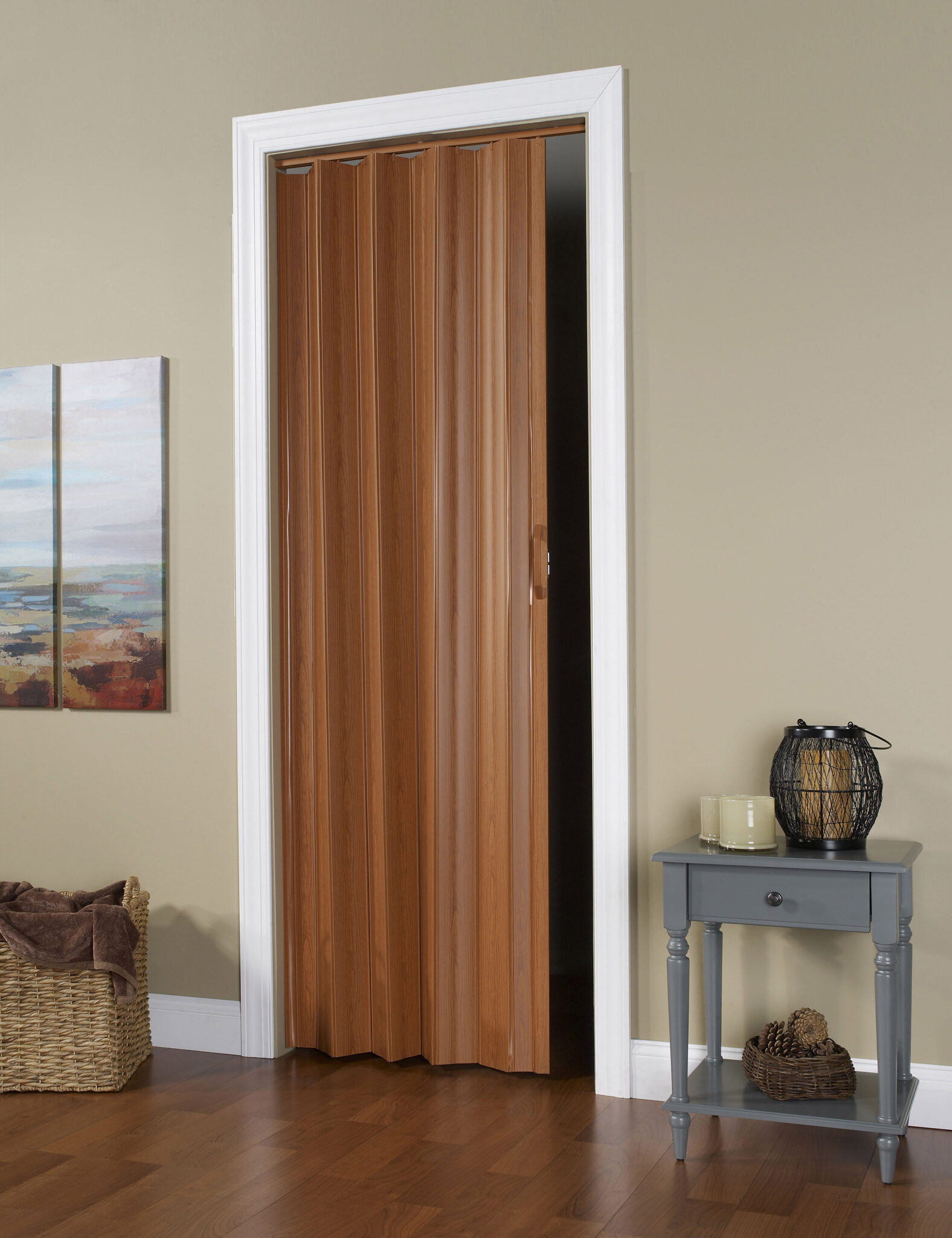 Metro Folding Door | Contemporary Style and Lockable Handle